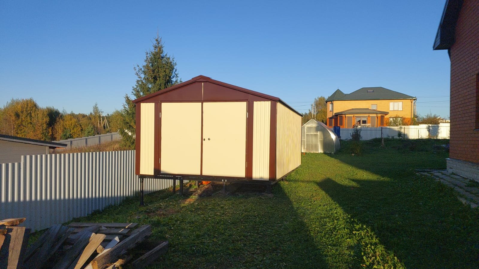 Быстросборный гараж 4х6х2,6м с распашными воротами, полом металл, на винтовых сваях.