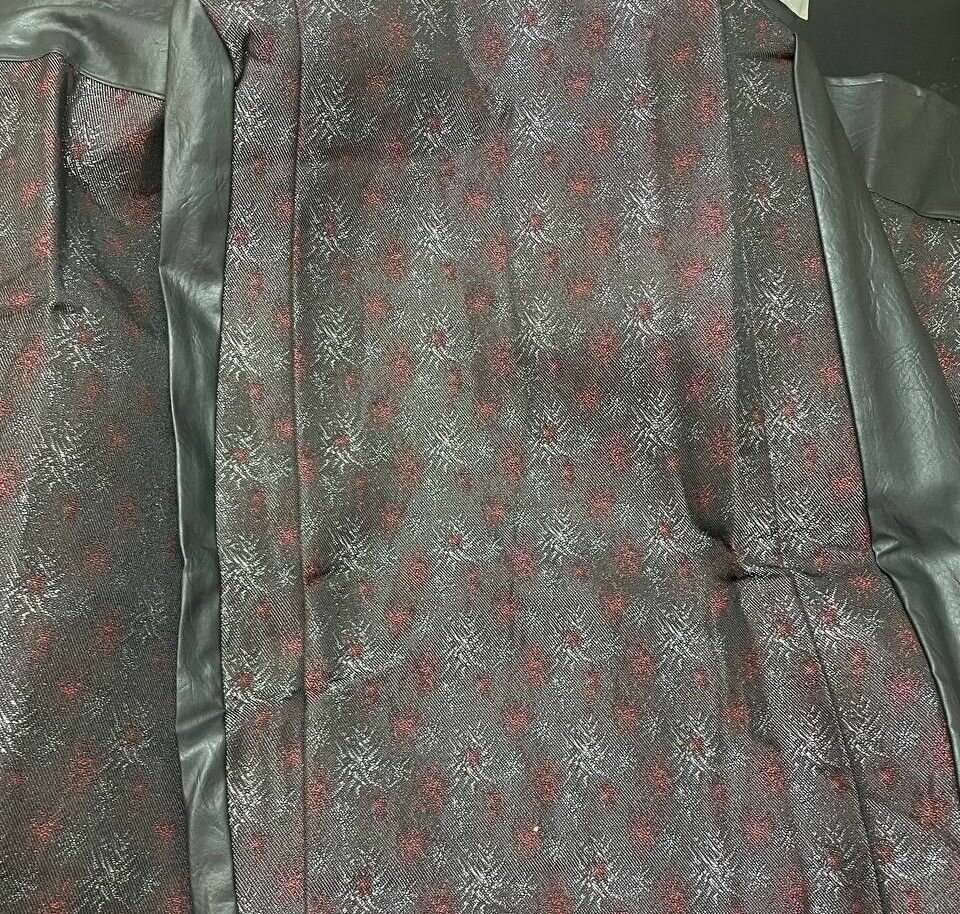 Чехлы в машину для Mazda 6 II 2007-2013 г. - седан 2/3 черный экокожа черно-красный жаккард "Экстрим" ЭЛиС