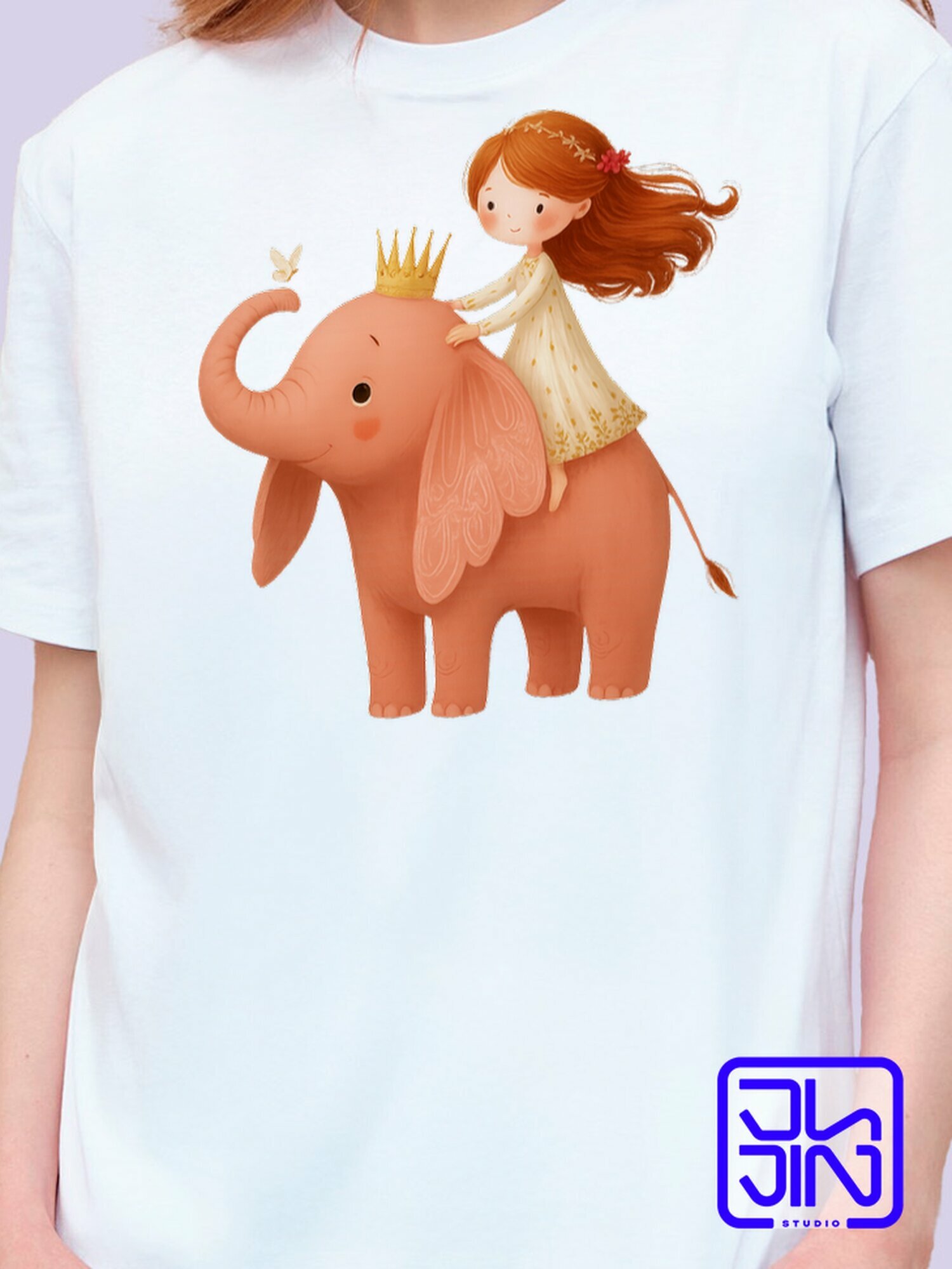 Футболка классическая женская с авторским принтом Веселая девочка на терракотовом, коралловом слоне с золотой короной, белый хлопковый трикотаж с прикольным рисунком на груди