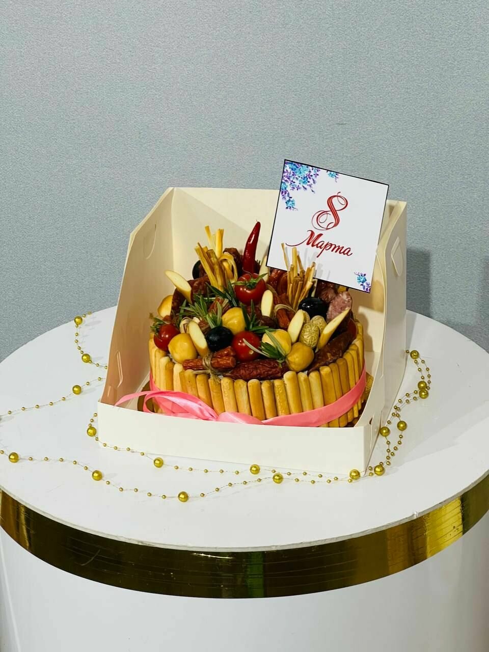 Снеки , Бенто торт из закусок и колбасок, Подарок