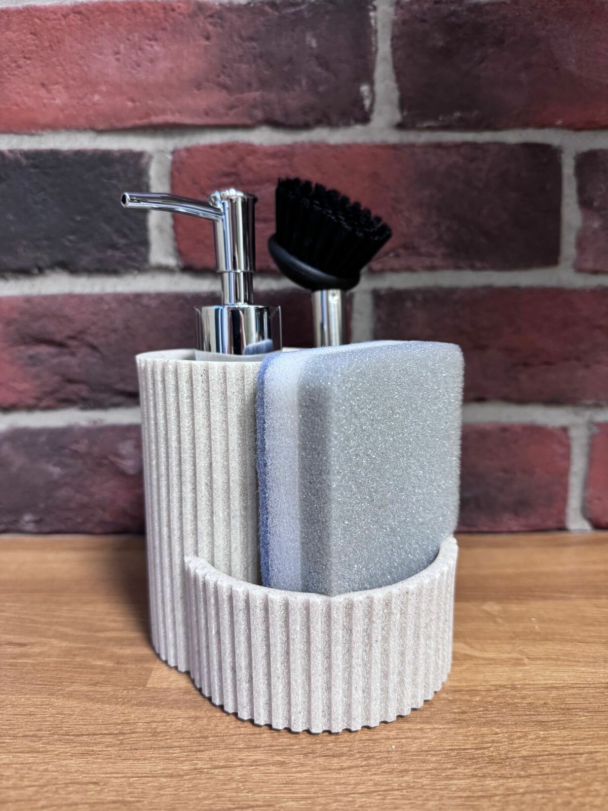 Дозатор для моющего средства на кухню , диспенсер для мыла с губкой и щеткой, бежевый рельефный с губкой