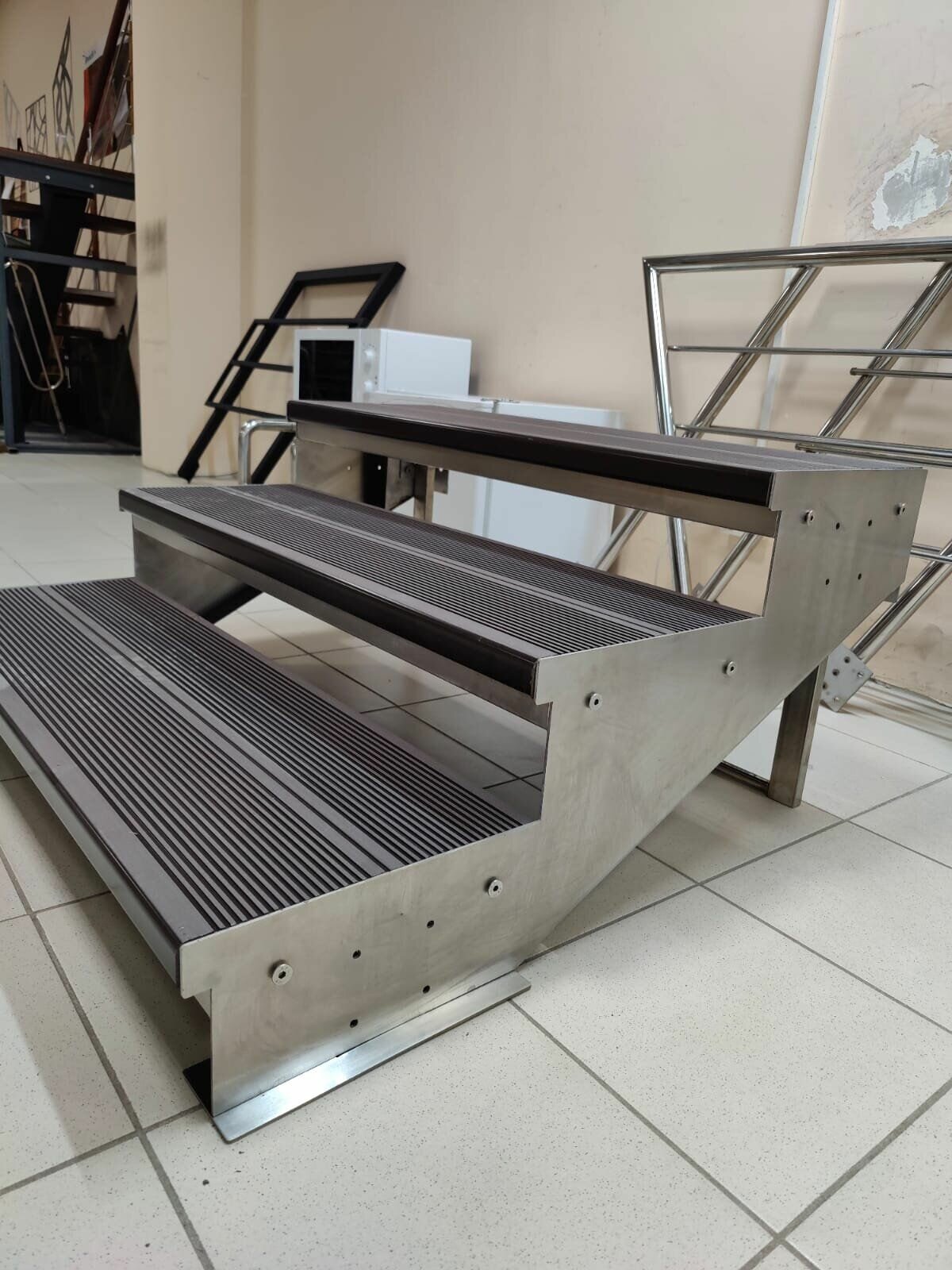 Лестница-крыльцо из нержавеющей стали ,3 ступени, с ДПК, без ограждения.