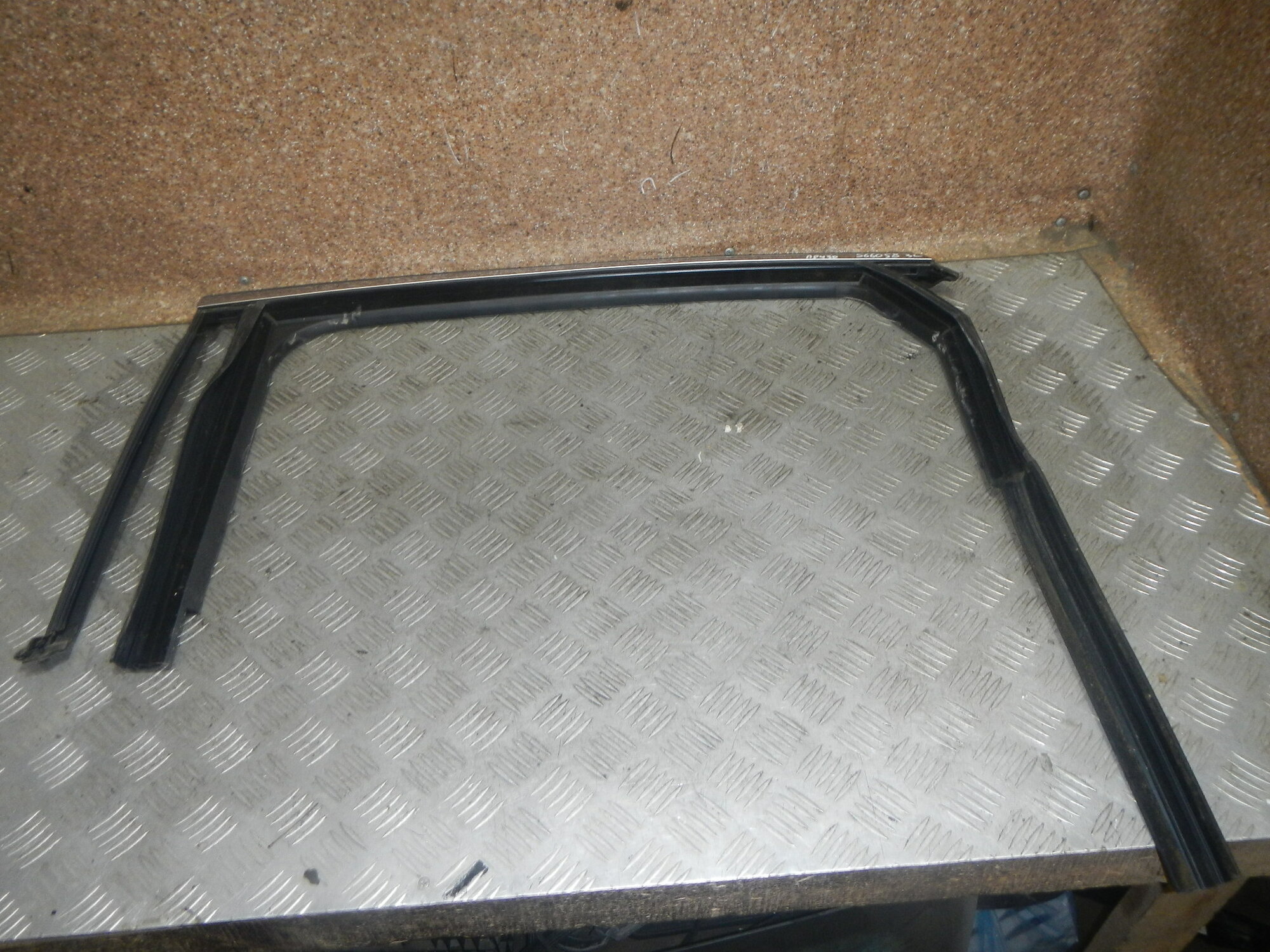 Б/У Уплотнитель стекла двери задней левой, Chery (Чери)-ARRIZO 8 (22-) Chery ARRIZO 8 (22-) Царапины, деформирован. 5660...