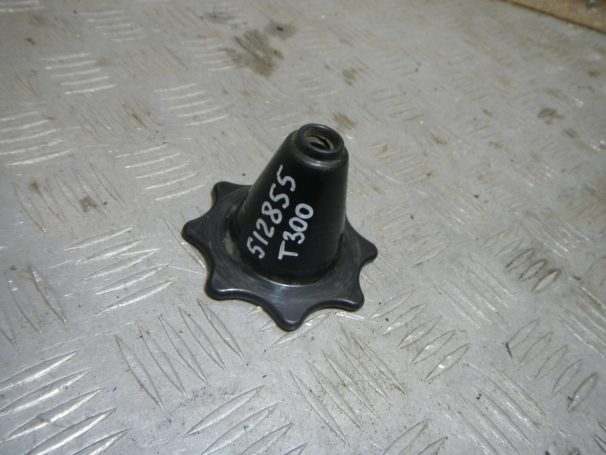Б/У Болт крепления запасного колеса, Chevrolet (Шевроле)-AVEO T300 (11-15) CHEVROLET AVEO T300 (11-15) Без повреждений. ...