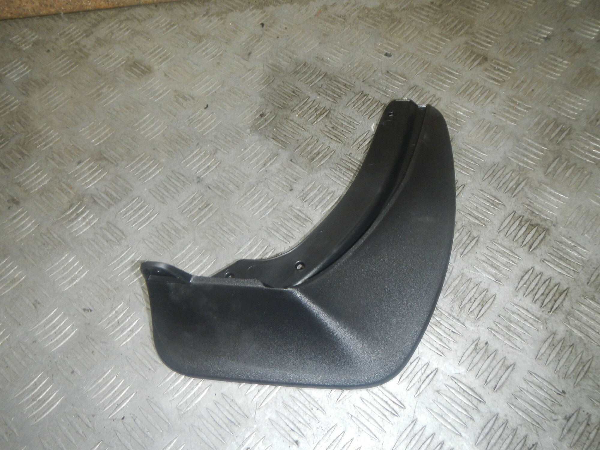 Б/У Брызговик задний правый, Skoda (Шкода)-KAROQ (17-) SKODA KAROQ (17-) Новый. 563667 VAG арт. 57A8218229B9