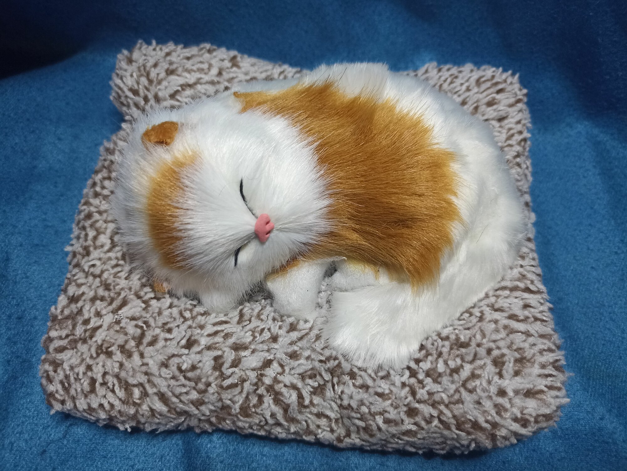 Декоративная фигурка Котенок бело-рыжий на бежевой подушке 17х14х5 см из меха