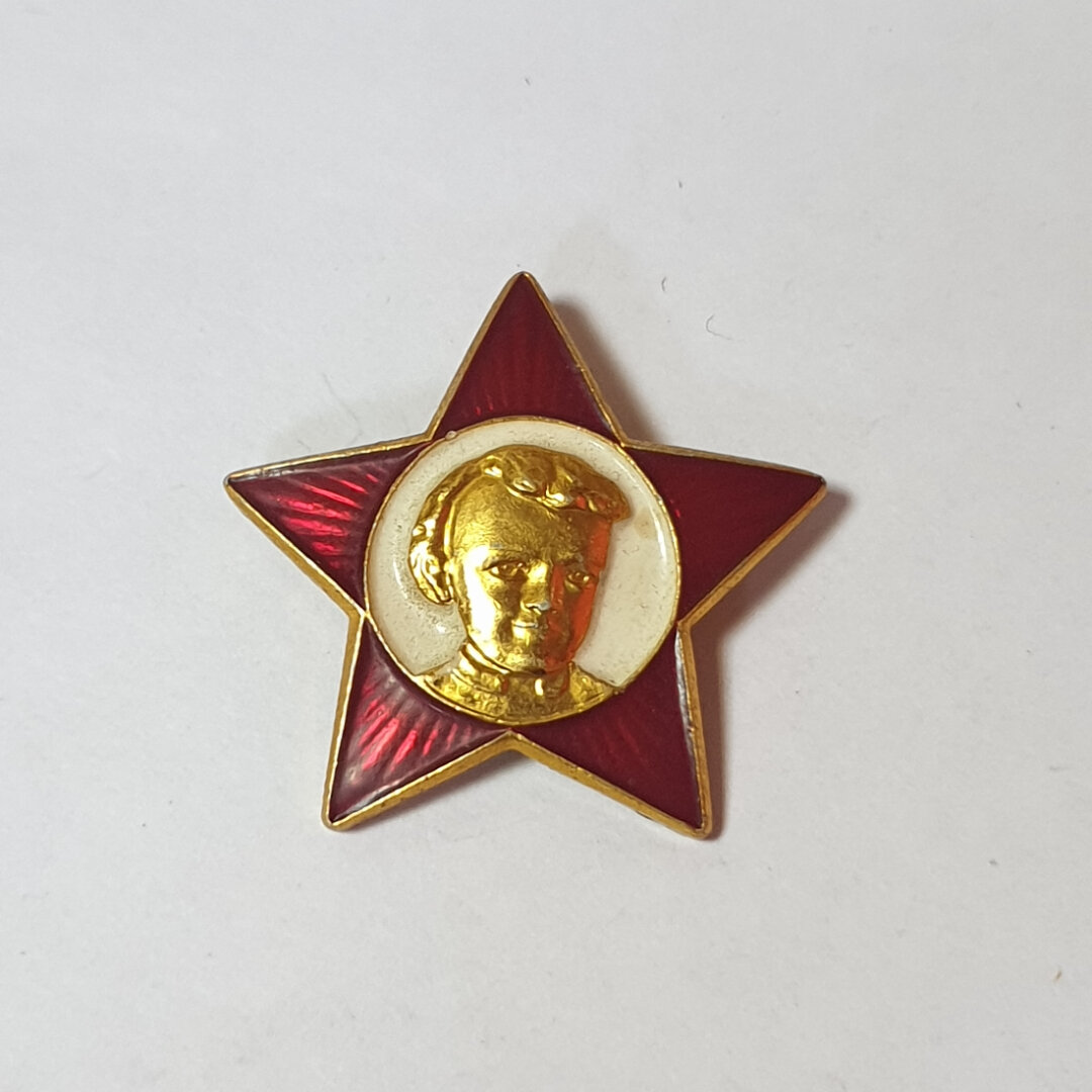 Значок СССР с молодым пионером, красная звезда и золотой профиль, советский, винтажный.