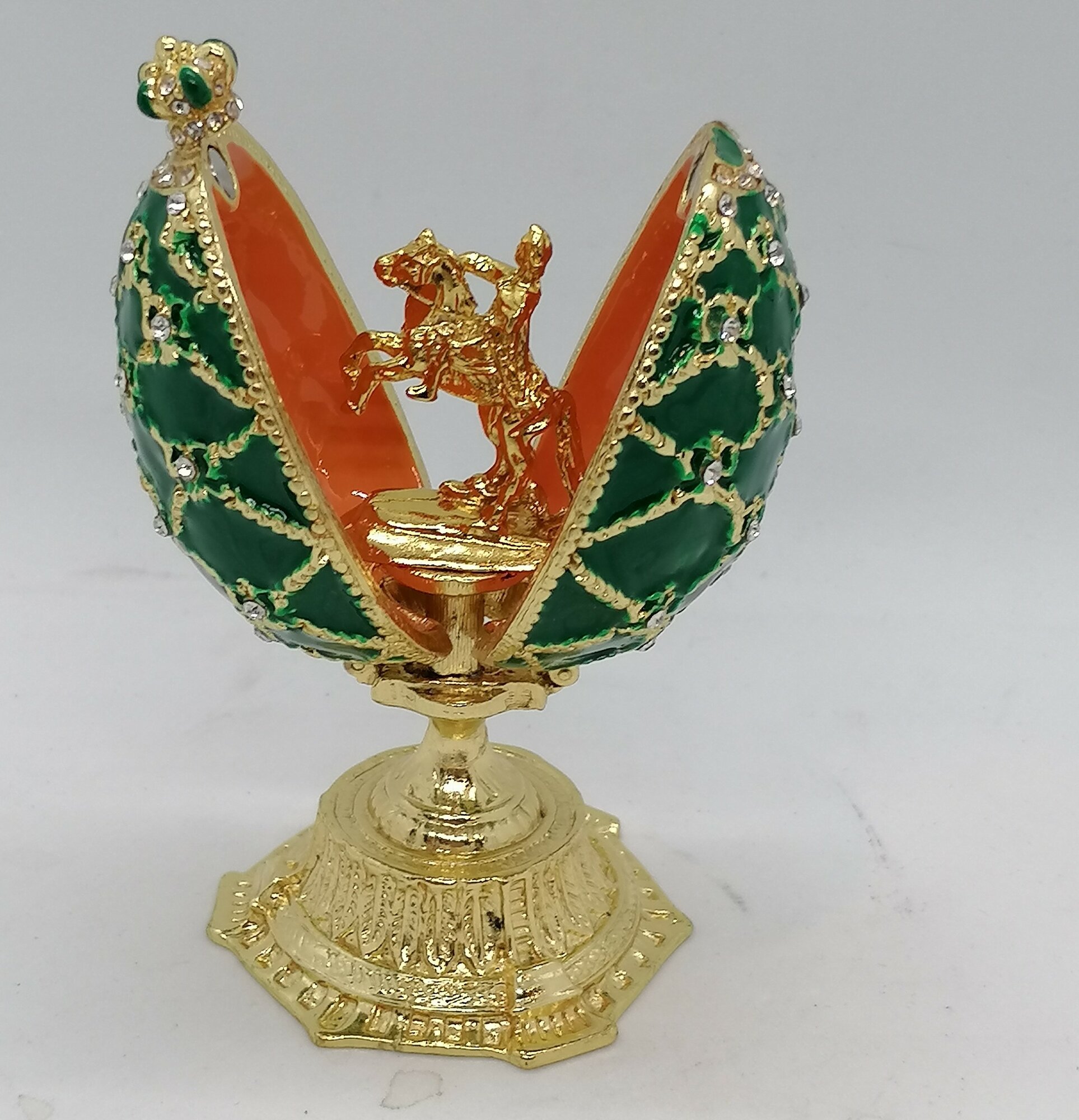 Яйцо Фаберже 5197 с фигуркой Медного Всадника, зелёная