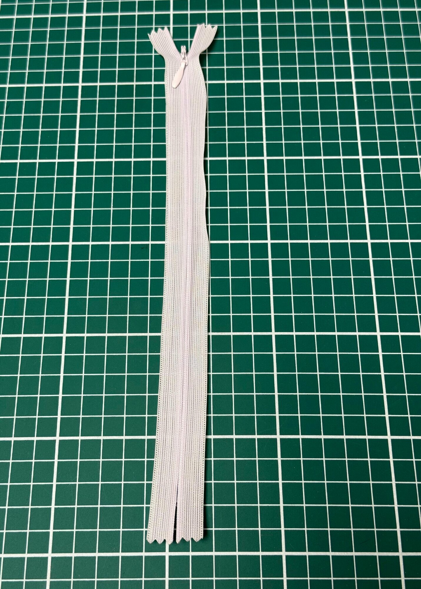 Молния Потайная , замок автомат, цвет светло-фиолетовый, 25 см, цена за 1 штуку.