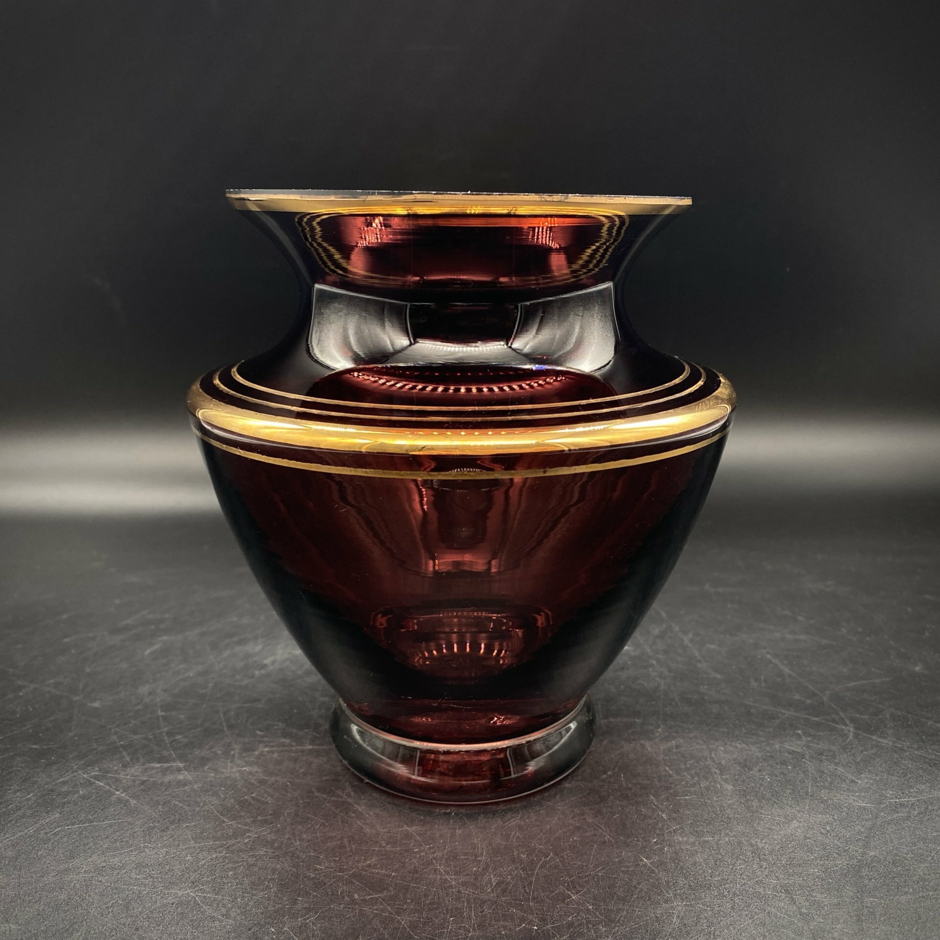 Ваза для цветов бордового оттенка, цветное стекло, золочение