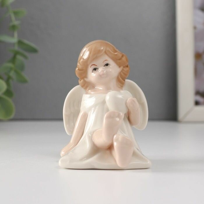 Фигурка керамика Девочка-ангел в белом платье с сердцем сидит , 6.5 5 7 см
