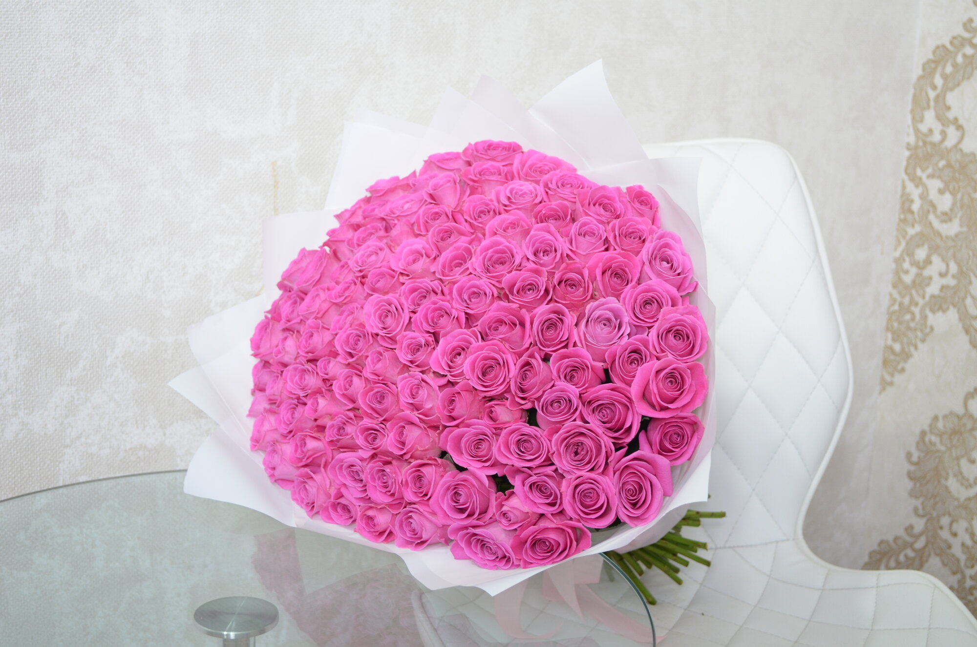 Букет Lavieflowers "101 роза", розовый, XL, 101 цветок, в аквабоксе, пленка, бант