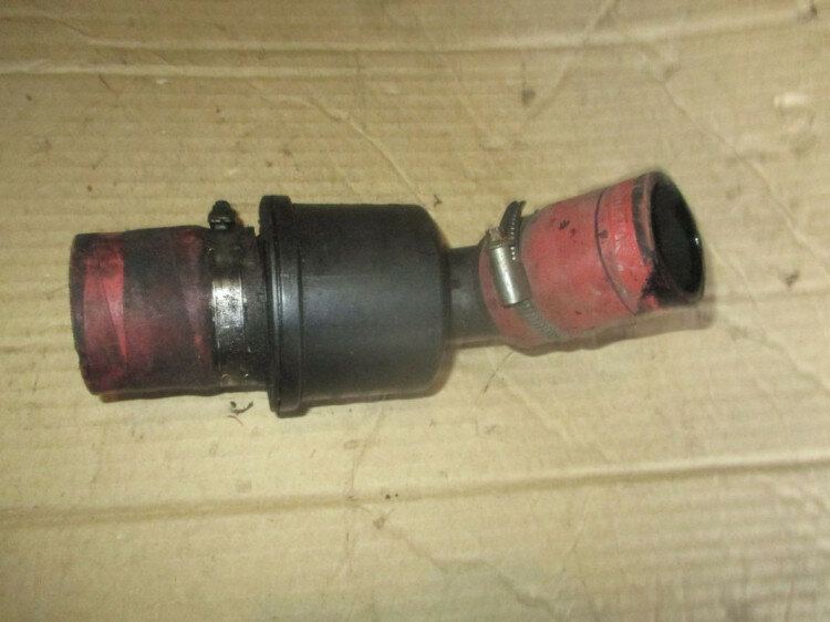 Патрубок интеркулера сапун 1207166 2T1Q9F764AA Форд Фокус 1 Дизель 1,8 литра