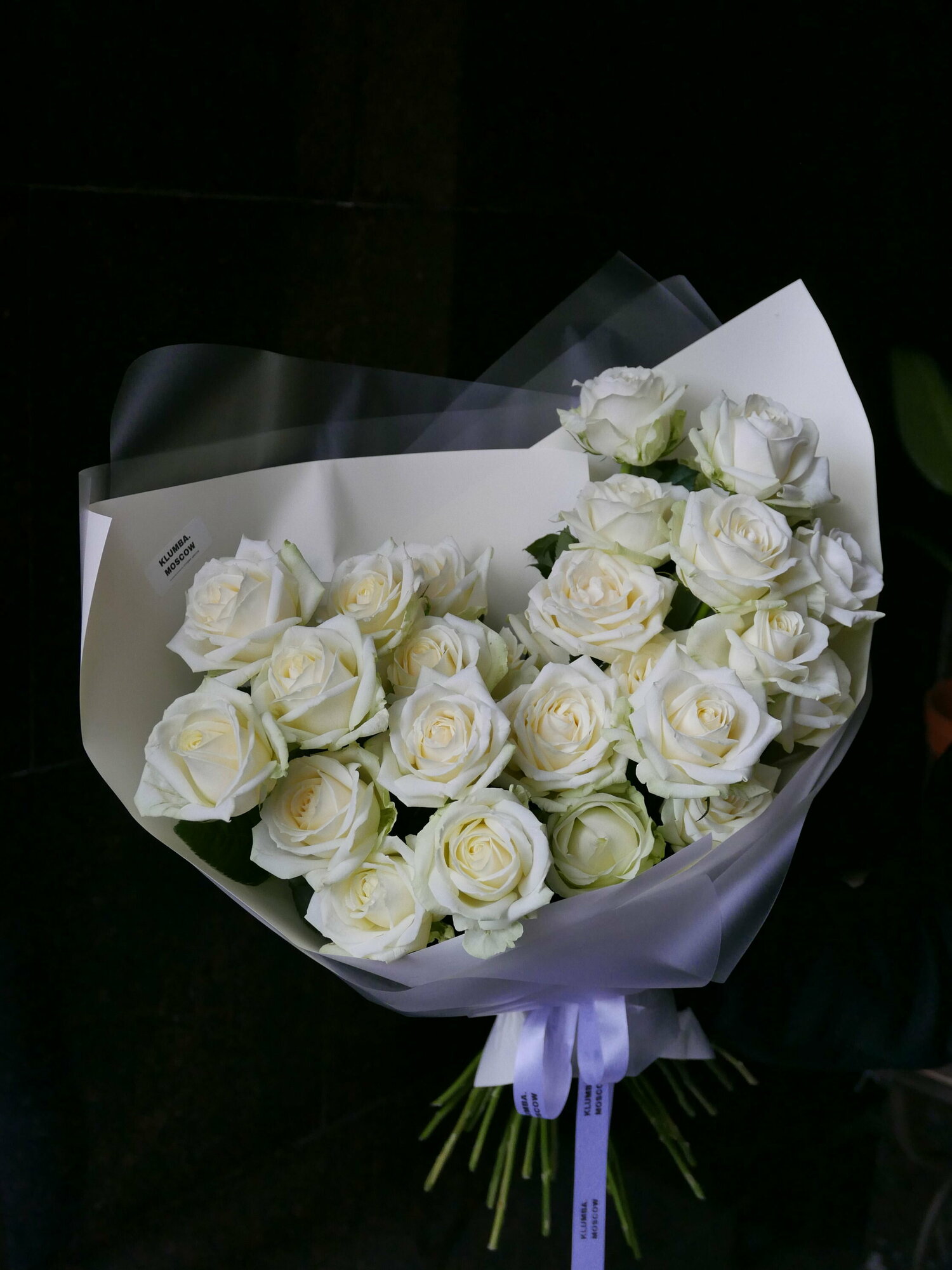Букет из 25 белых роз от студии цветов клумба. москва, аквабокс