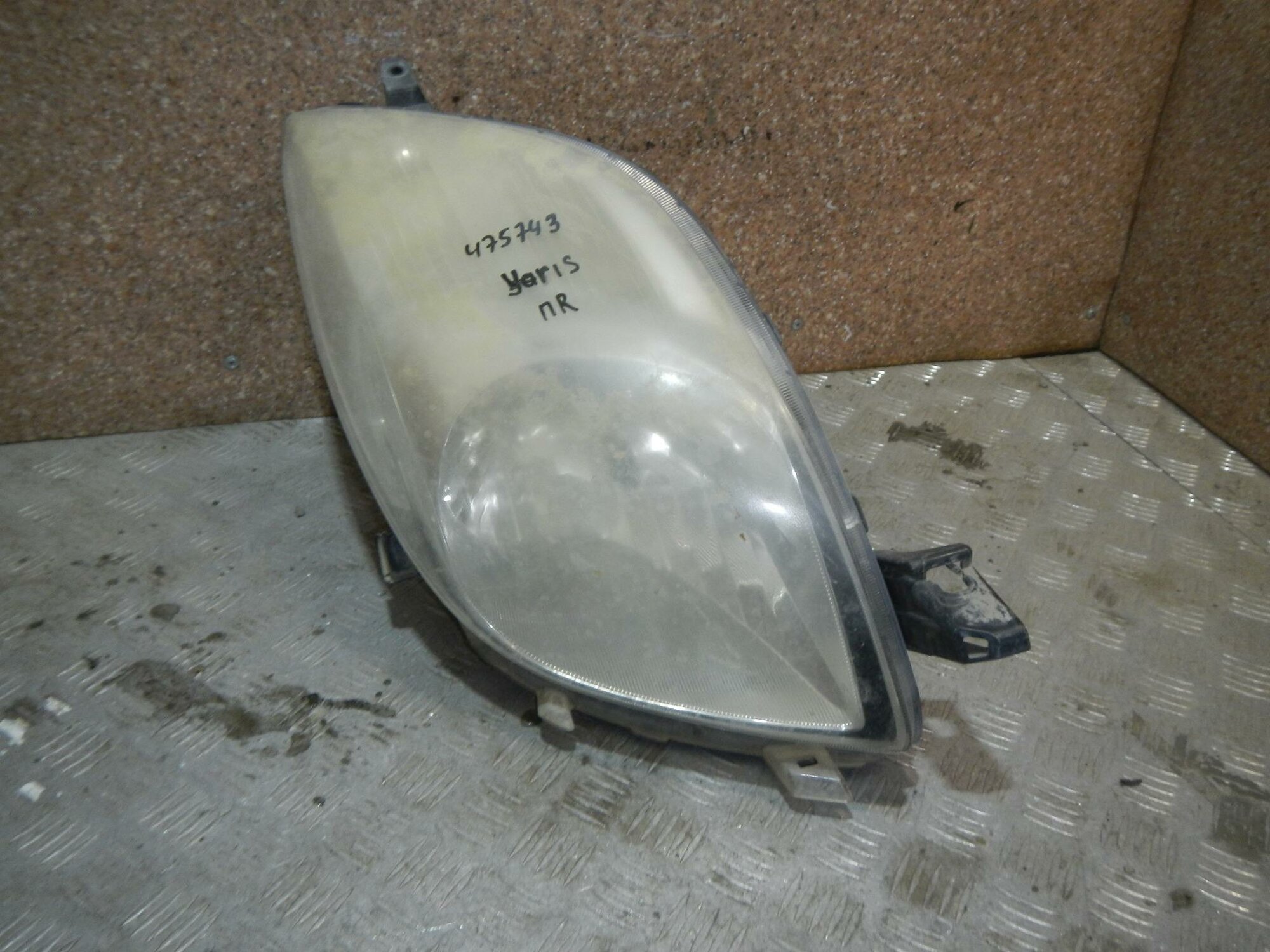 Б/У Фара правая, Toyota (Тойота)-YARIS (05-) TOYOTA YARIS (05-) мутное стекло, грязь внутри, сломано крепление. 475742 ...