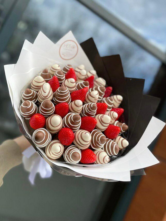Букет с клубникой в белом и молочном шоколаде, без посыпок, 700 г, Classic 2, черная и белая упаковка