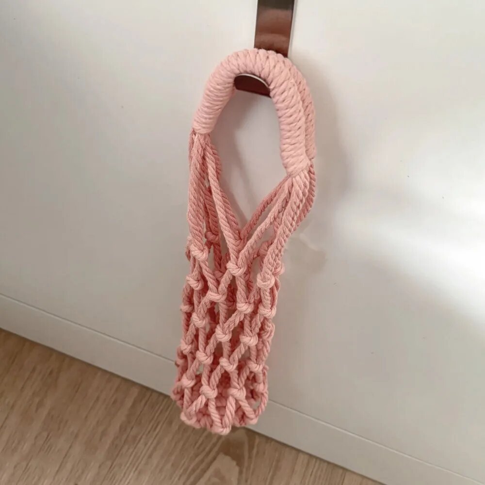 Розовая плетеная сумка для бутылки воды