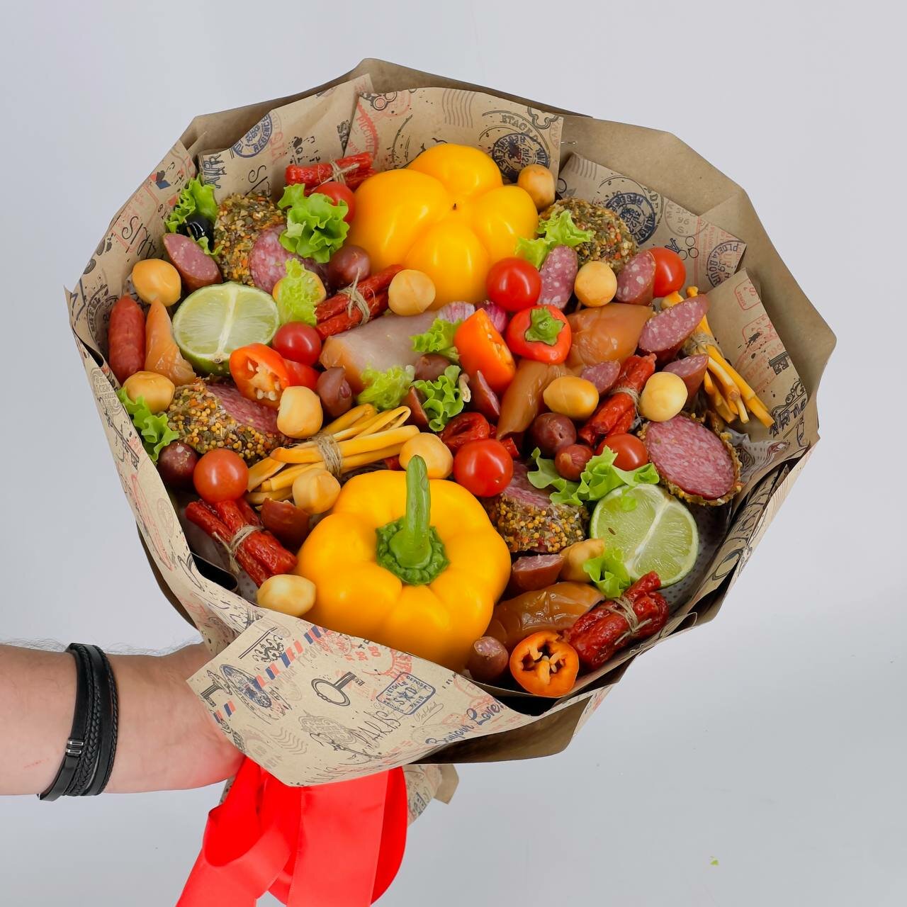 Съедобный букет из колбасы и закусок для мужчины