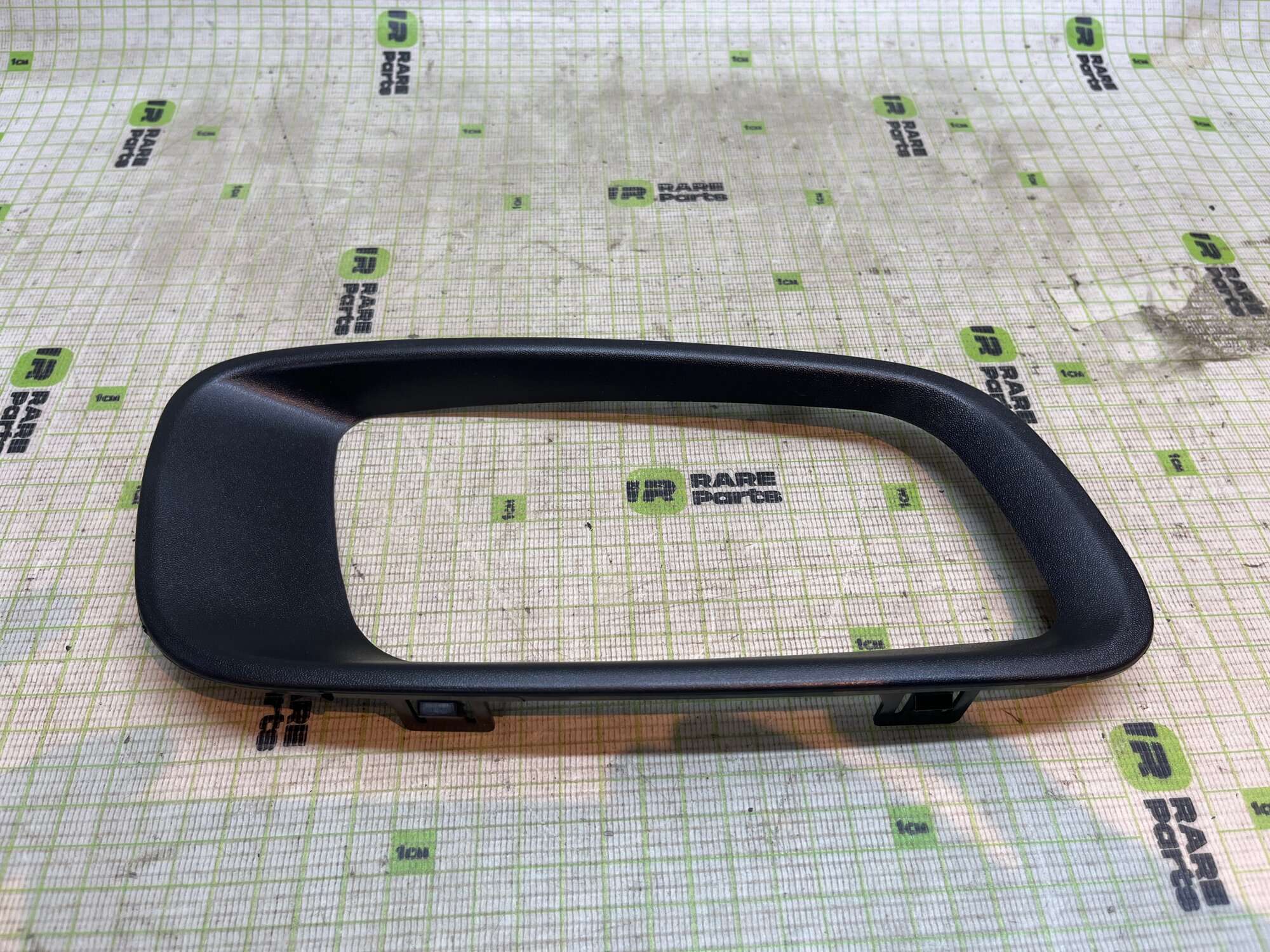 Рамка противотуманки правая Mitsubishi Pajero