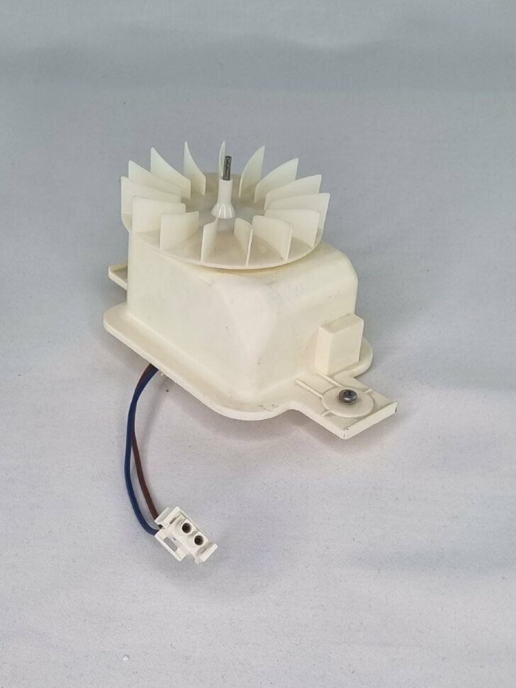 Мотор вентилятора обдува для холодильника Beko, Blomberg, Hansa, Teka в сборе с крыльчаткой (холод. КАМ.) 4362090300