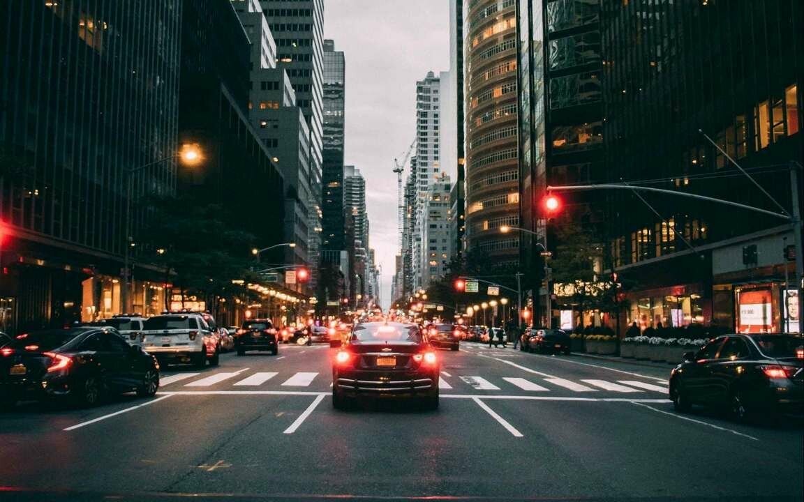 Картина на холсте 110x60 LinxOne "Улица, дорога, движение, автомобили, город" интерьерная для дома / на стену / на кухню / с подрамником