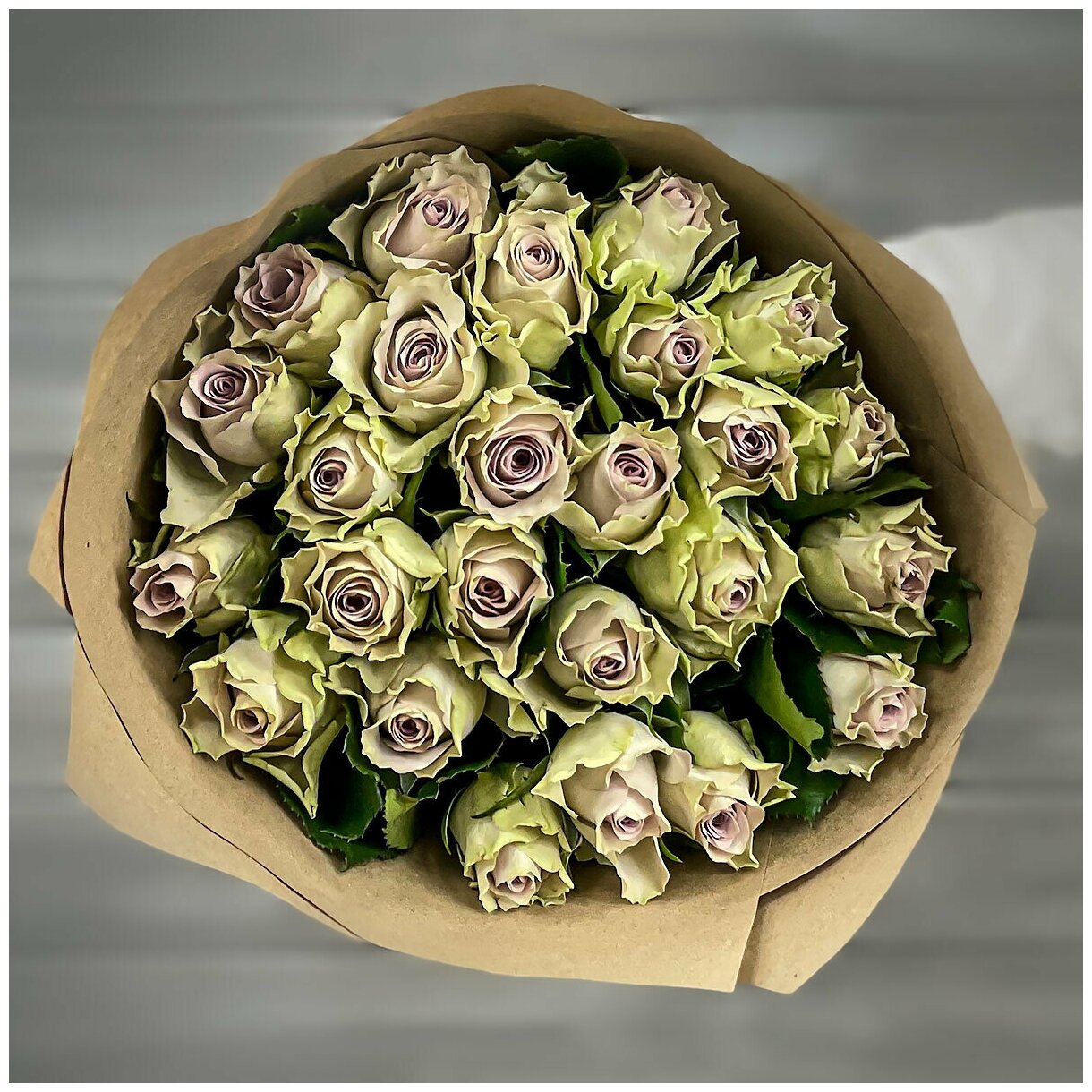 Монобукет Букет Маркет, 23 розы, сиреневый, высота 40см, крафт-бумага