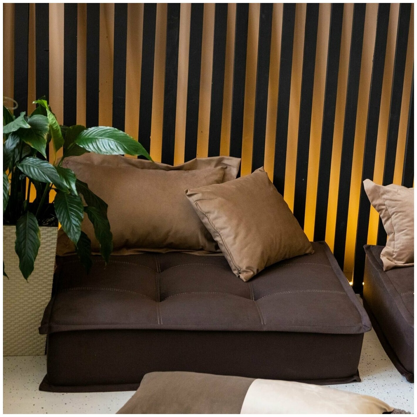 Кресло пуф 80х100 MIELLA Lora велюр коричневый, 2 подушки карамельного цвета 50х70, 45х45 см.+ 1 в подарок