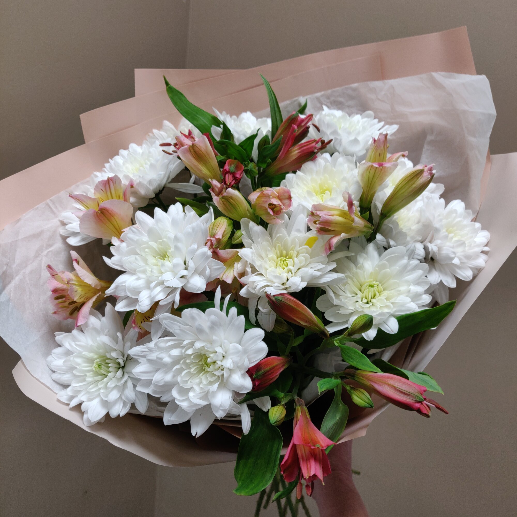 Нежный букет хризантем и альстромерии