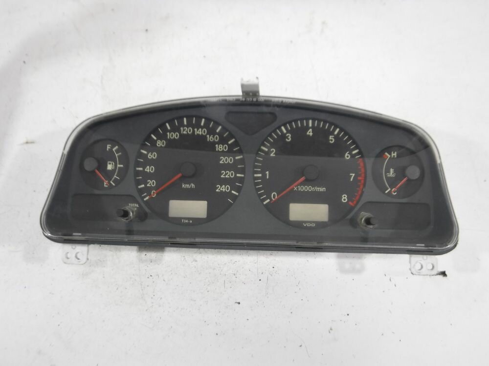 Панель приборов Toyota Avensis I 8380005270