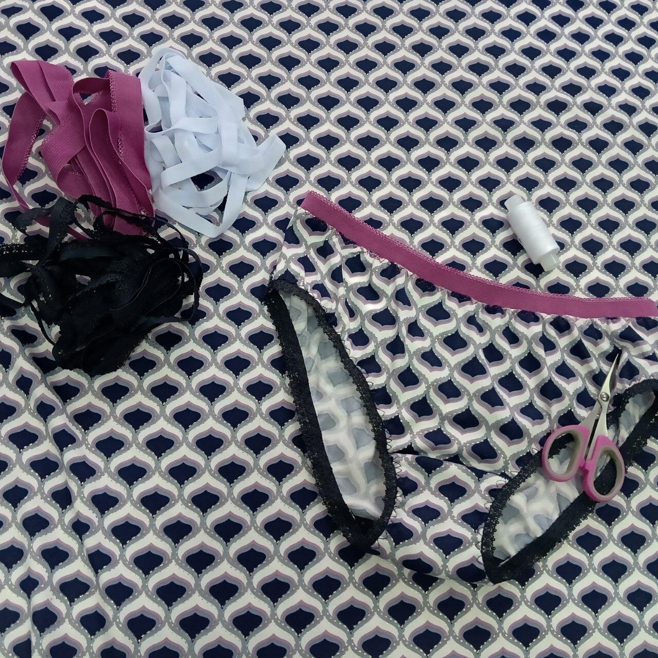 Набор для пошива женских трусов (2 шт): ткань, выкройка, нитки, резинка + Фото Мастер-Класс