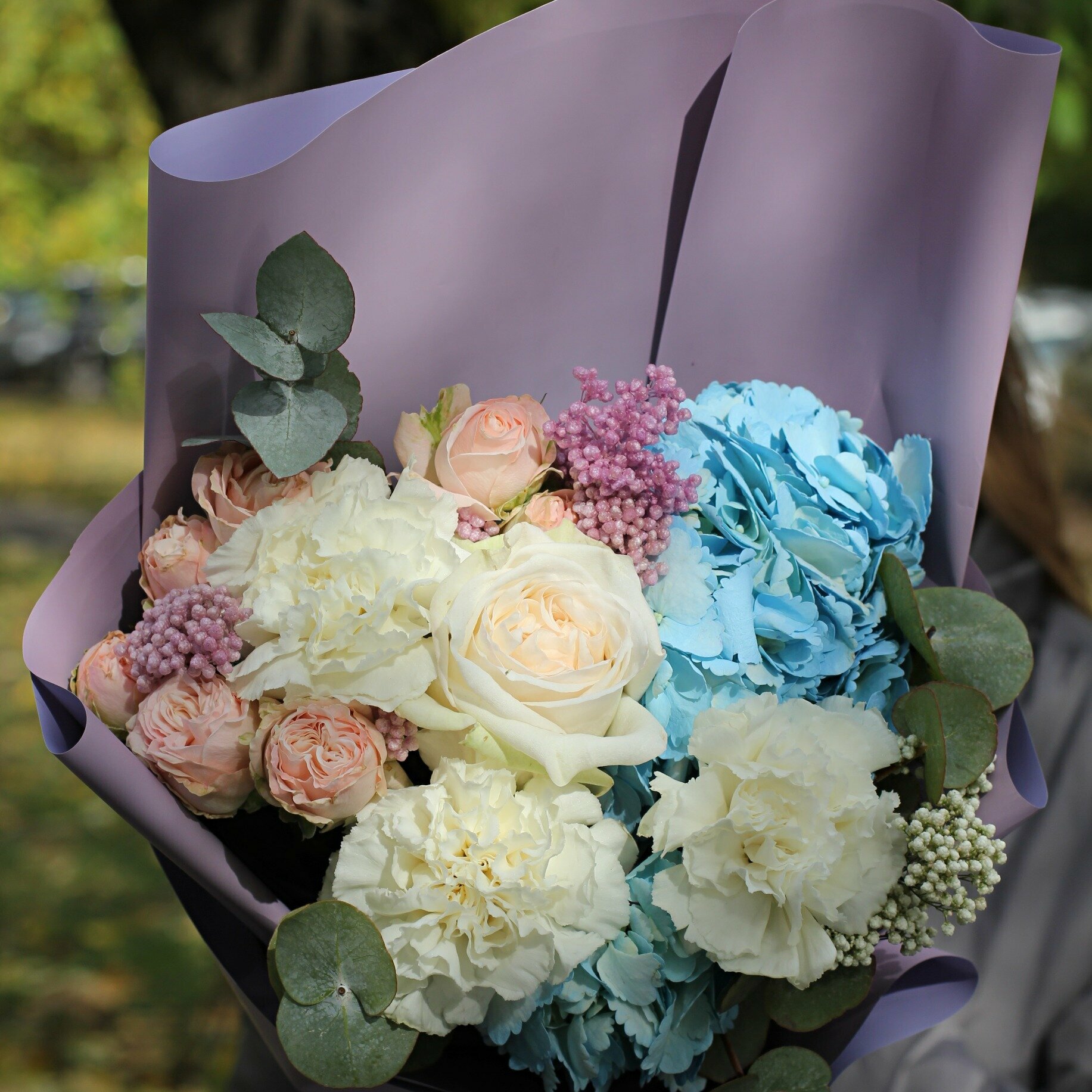 "Ночной дозор" Букет с голубой гортензией, ароматной пионовидной розой и белым диантусом.