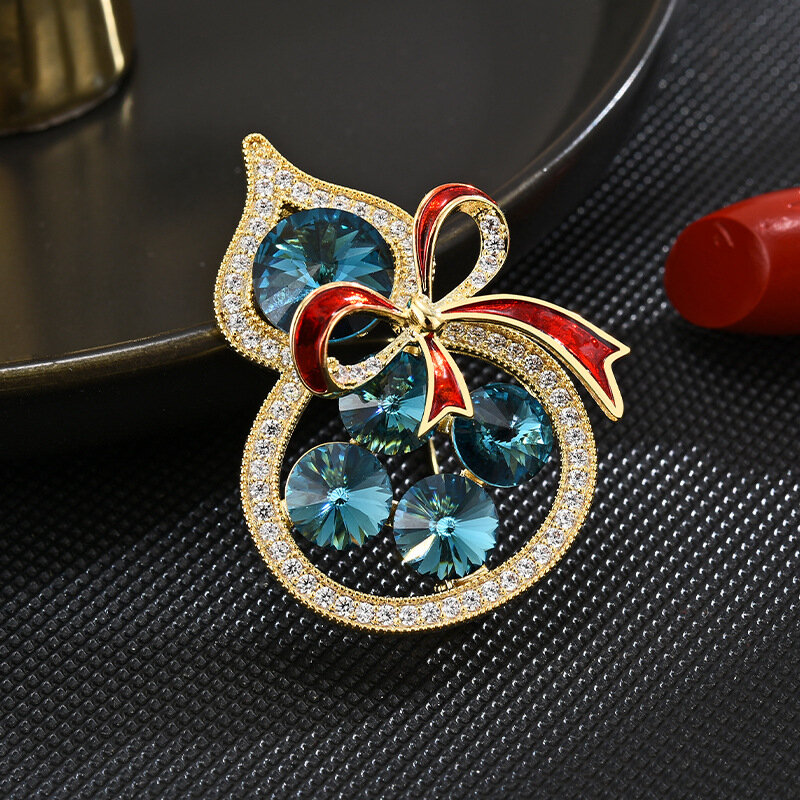 Брошь, циркон