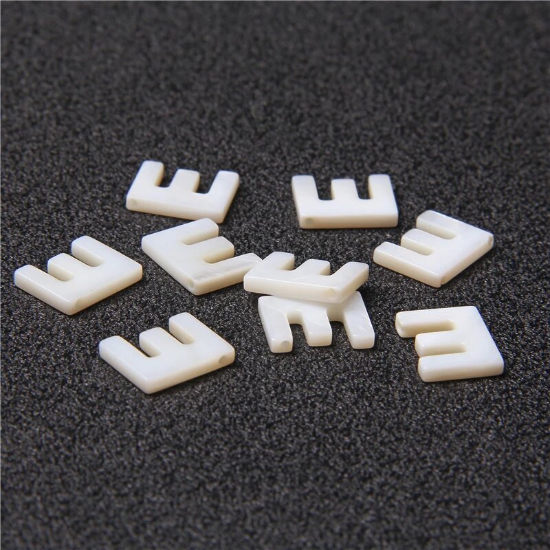 Перламутровые бусины-буквы Vinswet Белый, 10 pieces, E 9x12mm