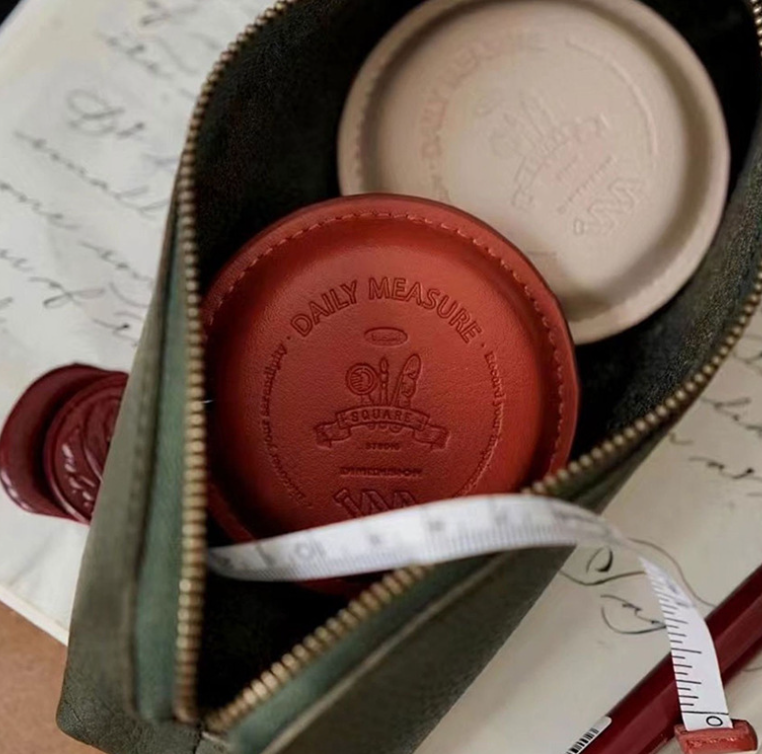 Портативный метр-сантиметр MyPads, удобно брать с собой, отлично помещается в сумочку, идеально подойдет для портной и швеи, чехол выполнен из каче.