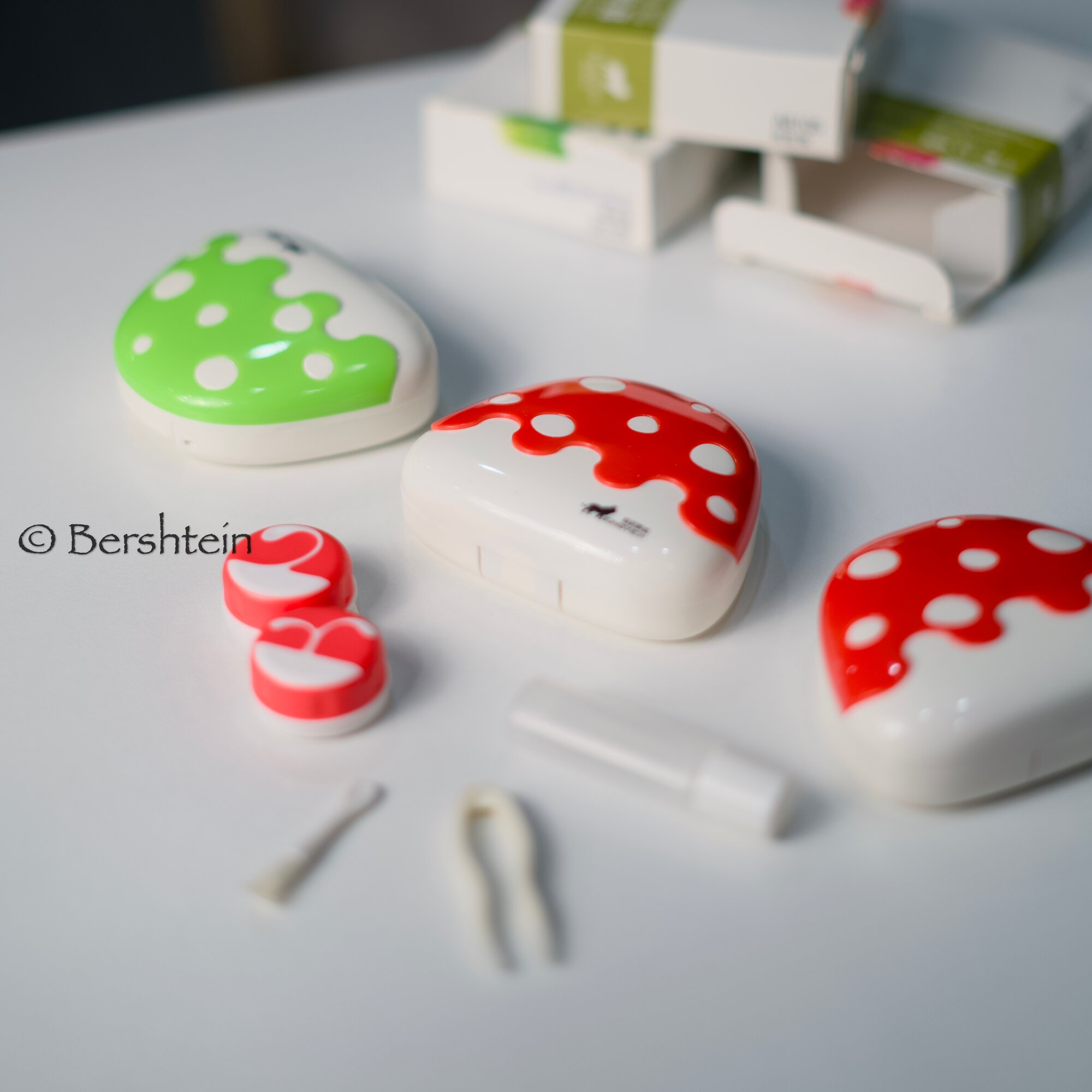 Контейнер для линз 3в1, с зеркалом, присоской и пинцетом, "Fly Agaric" белый