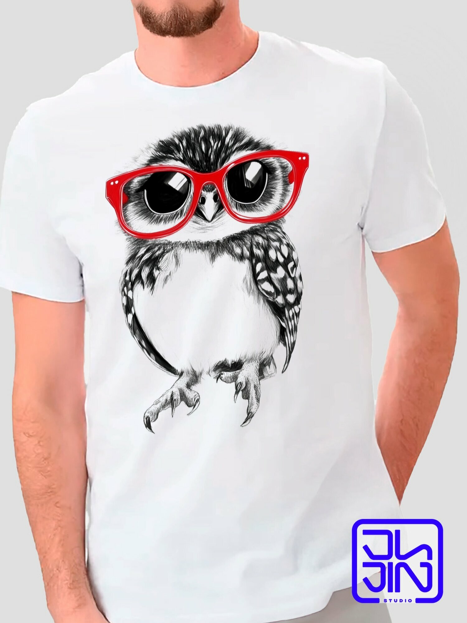 Футболка классическая мужская с авторским принтом Смешная черно-белая сова в больших красных очках, графитовая дизайнерская, белый хлопковый трикотаж с прикольным рисунком на груди