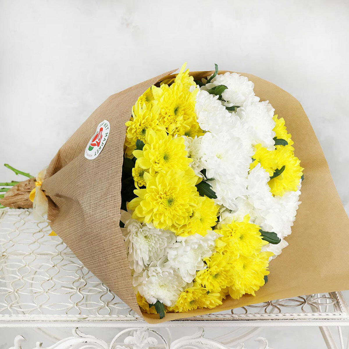Букет из хризантем Букет Маркет, 11 цветов, 50см, в крафт-бумаге