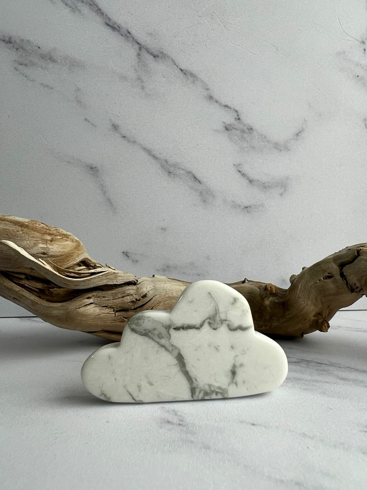 Сувенир-фигурка "Облако" из натурального камня Говлит, 30х50х5 мм.