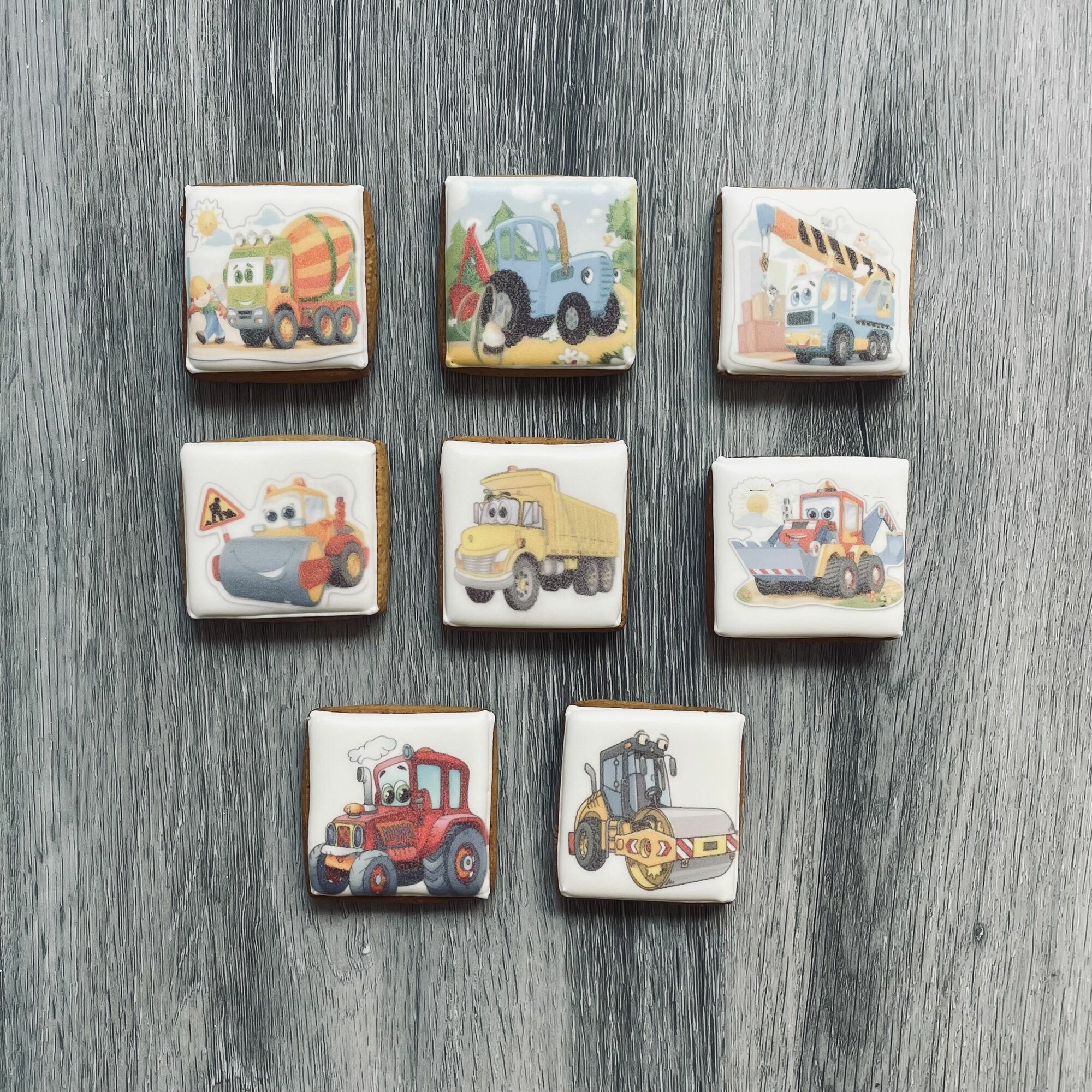 Пряник с печатью на торт. Веселые машинки.