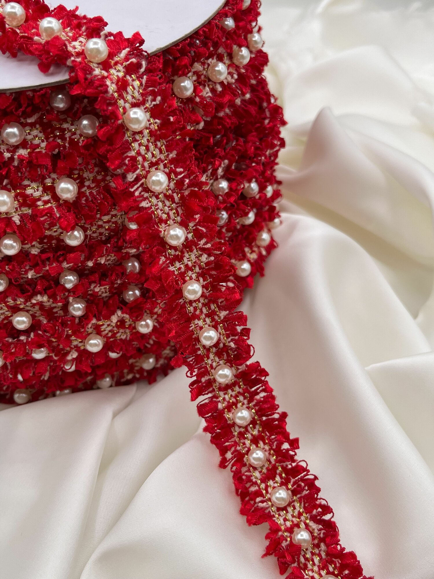 Твидовая красная тесьма с жемчугом 1 метр