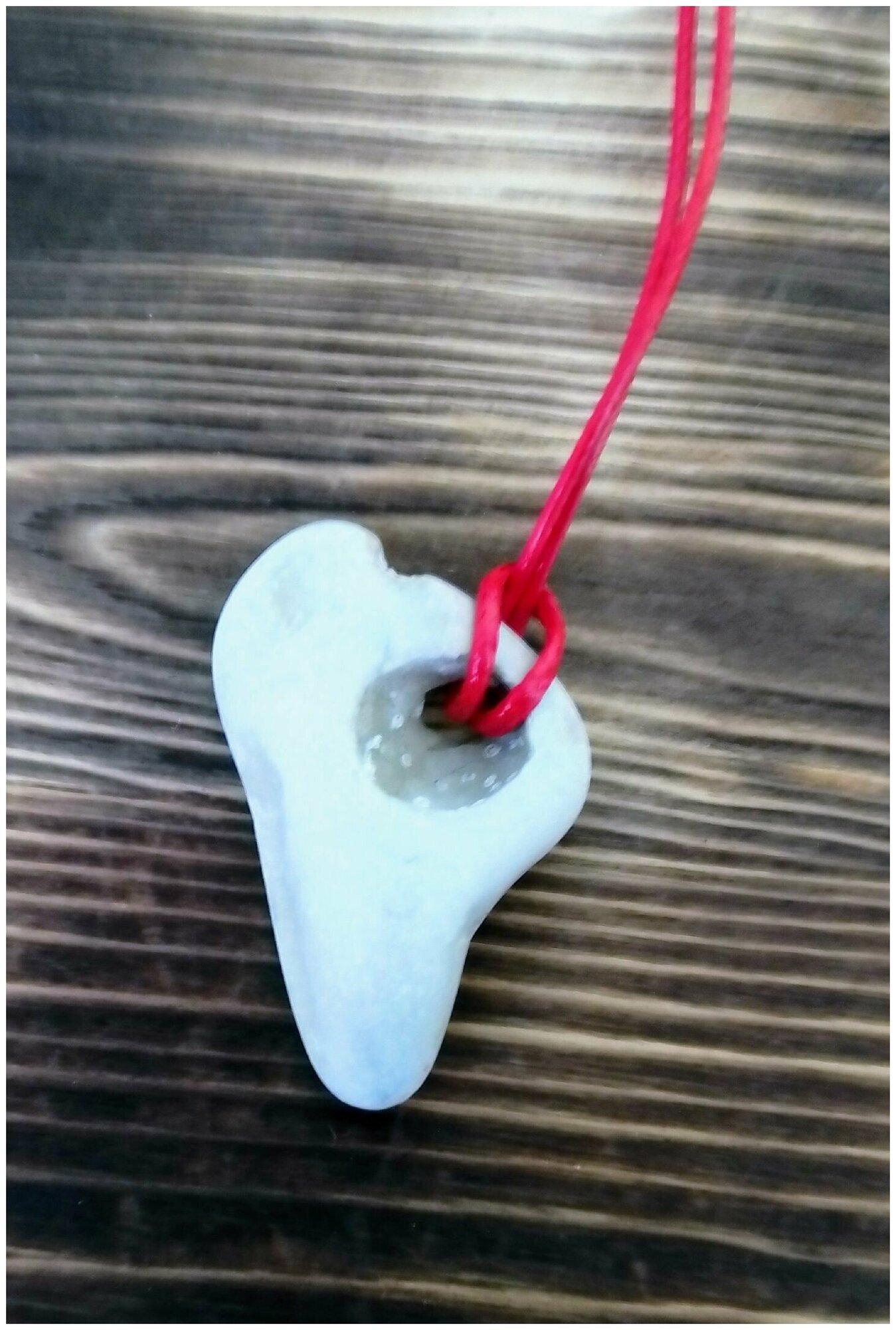 Куриный бог амулет "Ведьмин Камень" на красной нити. Сильный оберег.