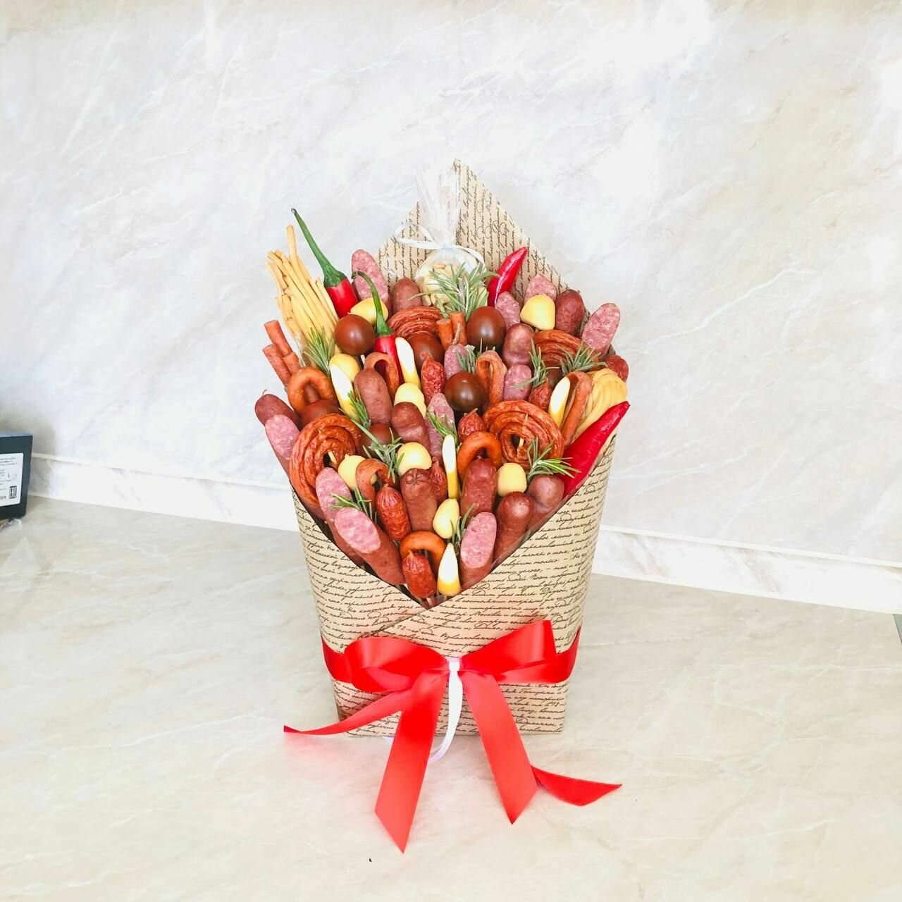 Подарок Папе букет из колбасы и сыра / Подарочный набор закусок