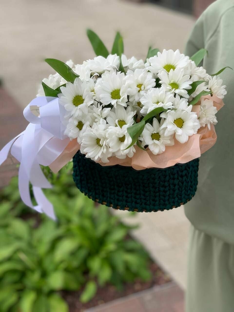 Ромашковые белые хризантемы в вязаном кашпо ручной работы