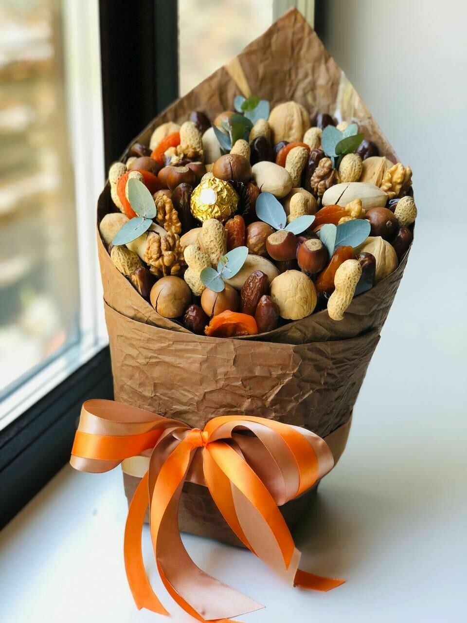 Букет из орехов и сухофруктов. Съедобный подарок для мужчины, женщины