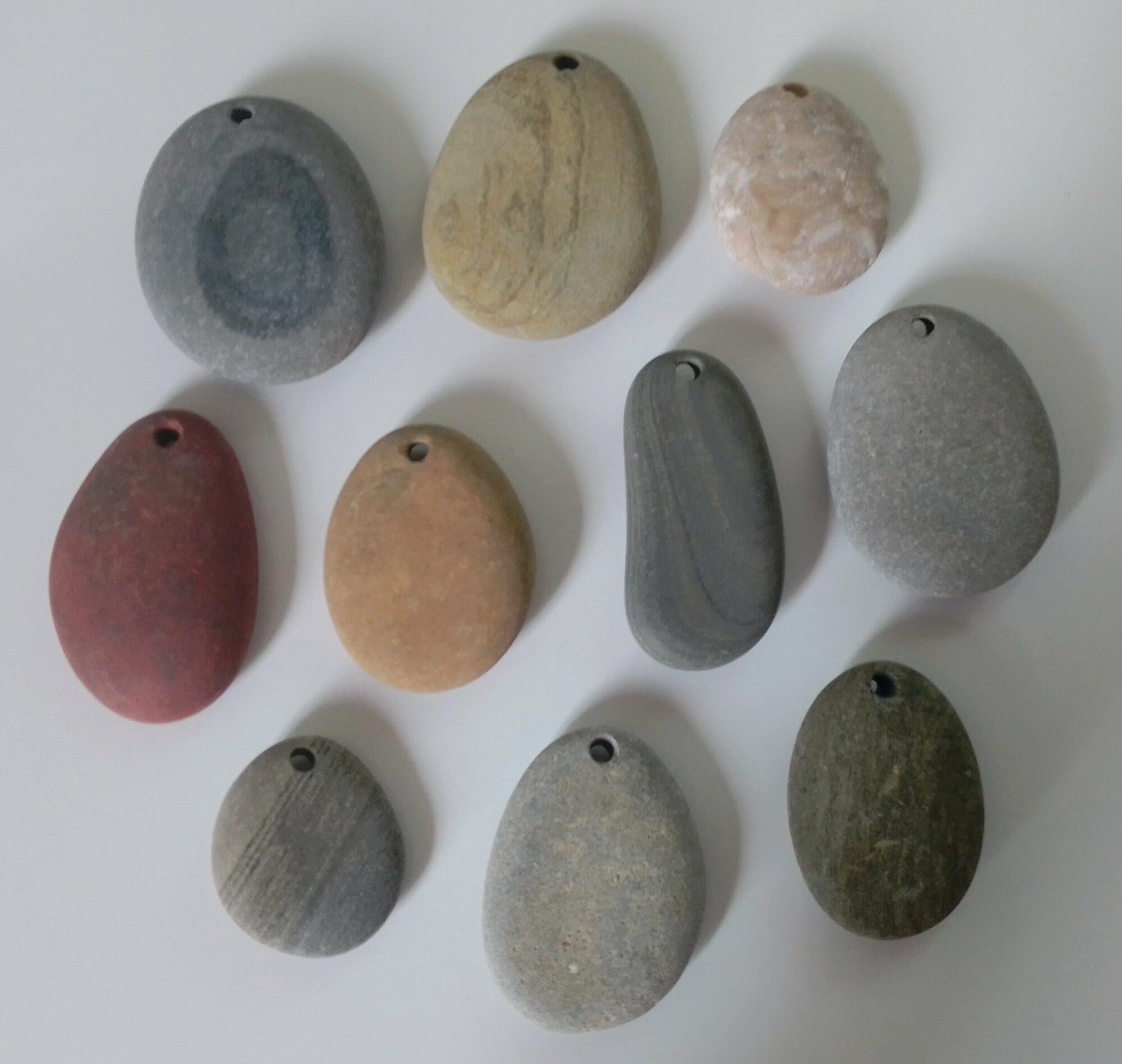 Камень с дыркой 10шт. Заготовка для кулона или брелка 3,5-4см. Плоский морской камень.