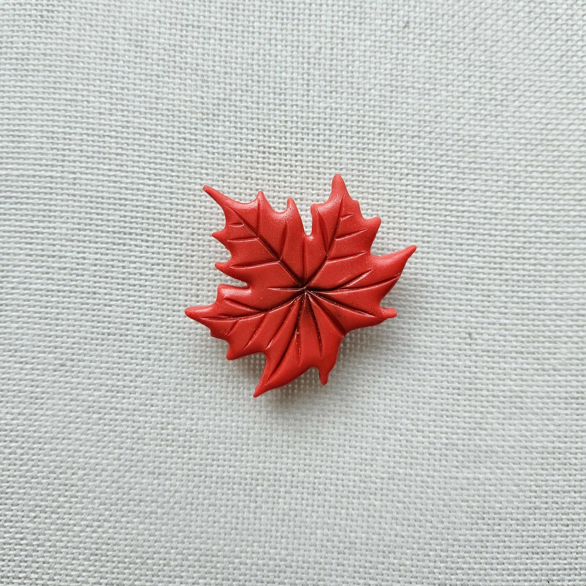 Игольница-магнит/магнитный держатель для игл "Красный лист клёна"