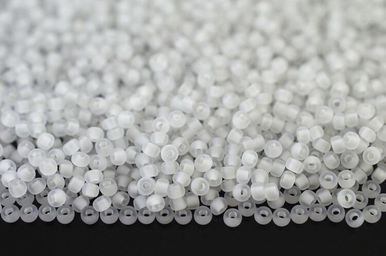 Бисер чешский PRECIOSA круглый 10/0 38302М матовый прозрачный, белая линия внутри, 20 грамм