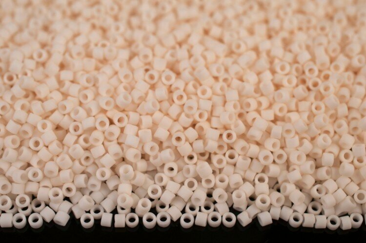 Бисер японский MIYUKI Delica цилиндр 11/0 DB-1510 белый бисквит, матовый непрозрачный, 5 грамм