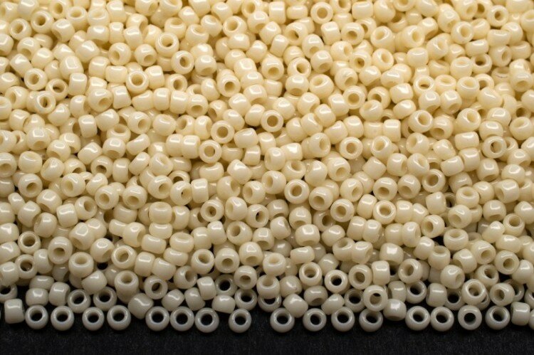 Бисер японский TOHO круглый 15/0 #0051 светло-бежевый, непрозрачный, 10 грамм