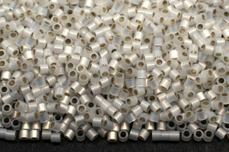 Бисер японский MIYUKI Delica цилиндр 15/0 DBS-0221 белый опал, серебряная линия внутри, 5 грамм